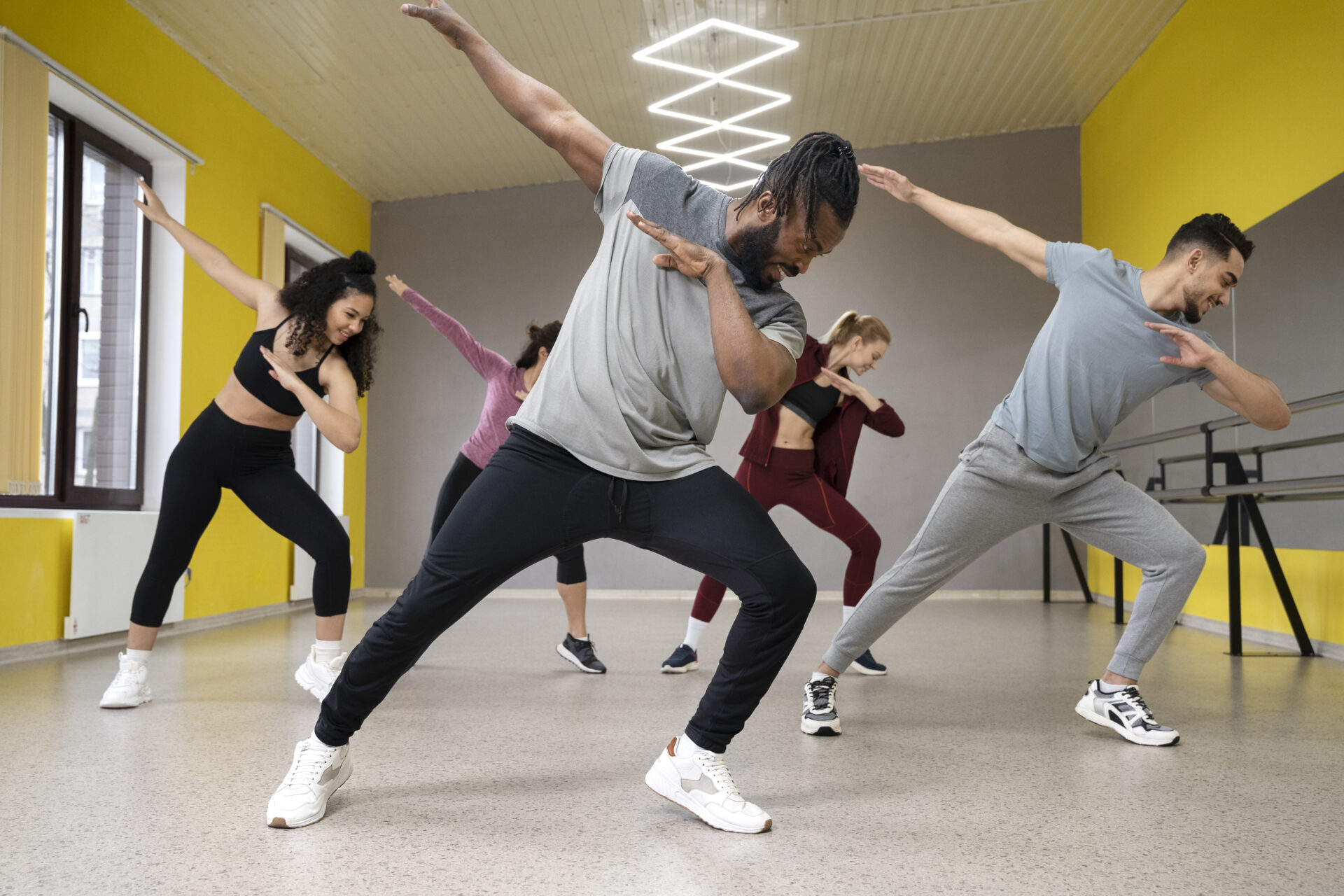 ¿Conoces los beneficios al bailar? ¡Aquí te decimos cuales son! | Fitness