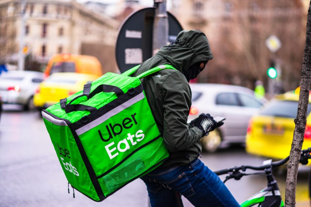 Uber Eats lidera el mercado global de delivery en 2025 | Negocios